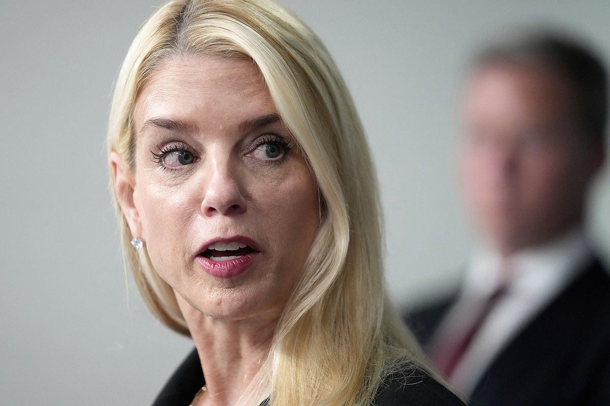 Pam Bondi fires man accused of throwing sandwich at federal agent ...