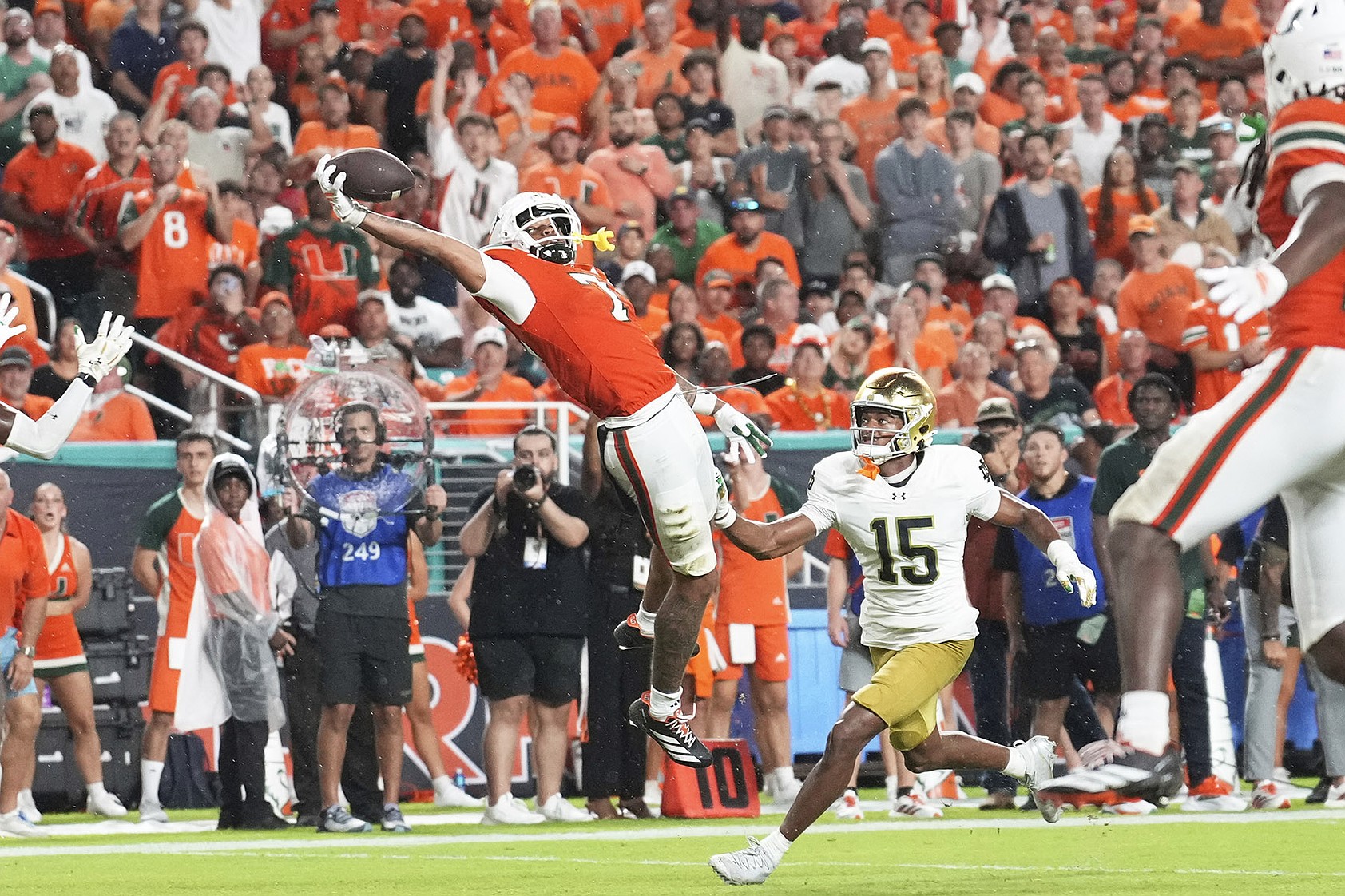 No. 10 Miami digs in late, tops No. 6 Notre Dame 27-24 | Fulton Sun