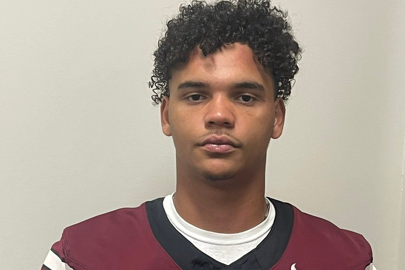 UNDER THE RADAR: '27 Crossett LB/WR Charles Moore Jr. | Whole Hog Sports