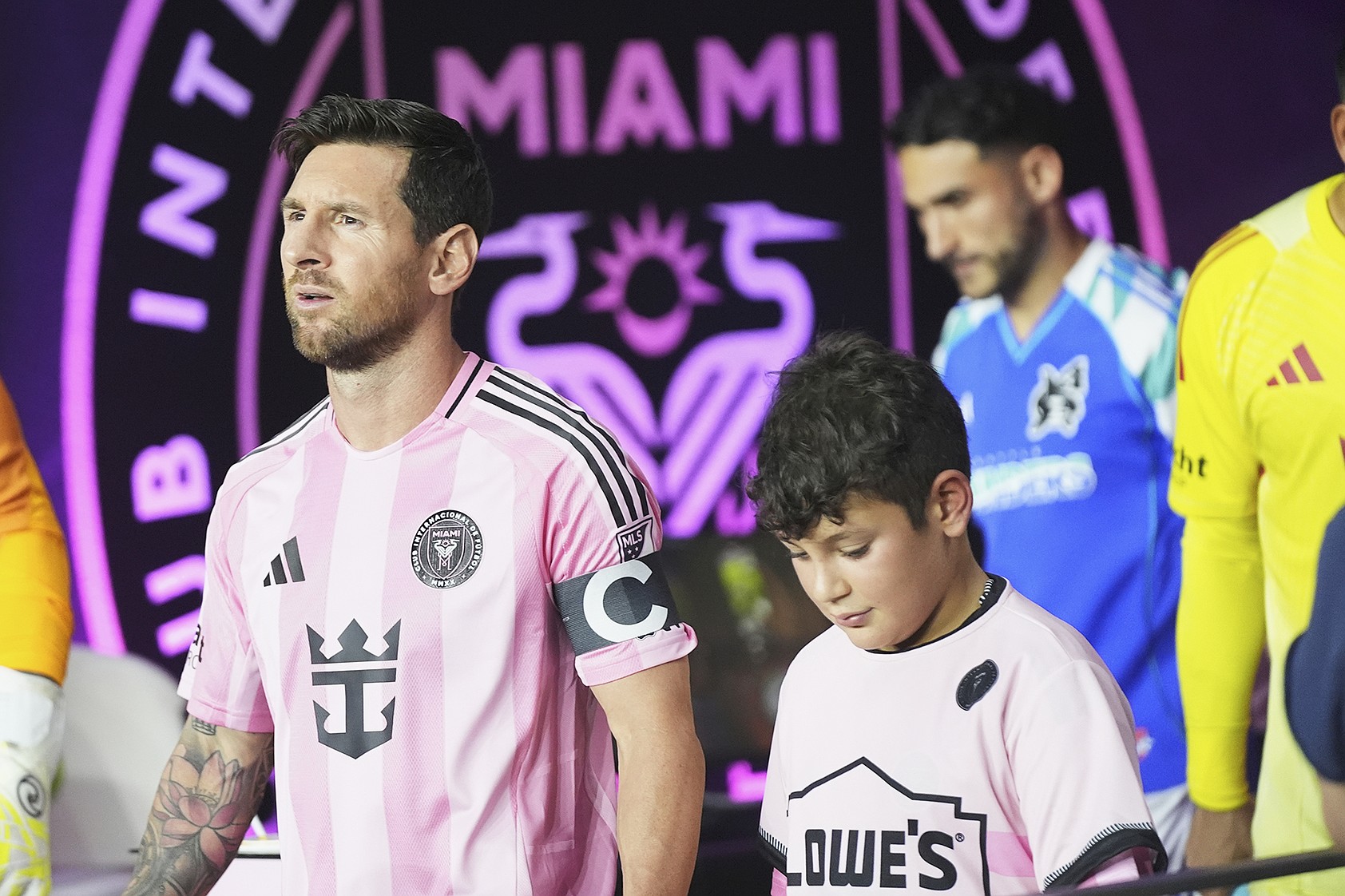 Messi, Inter Miami near deal to extend contract through at least 2026 ...