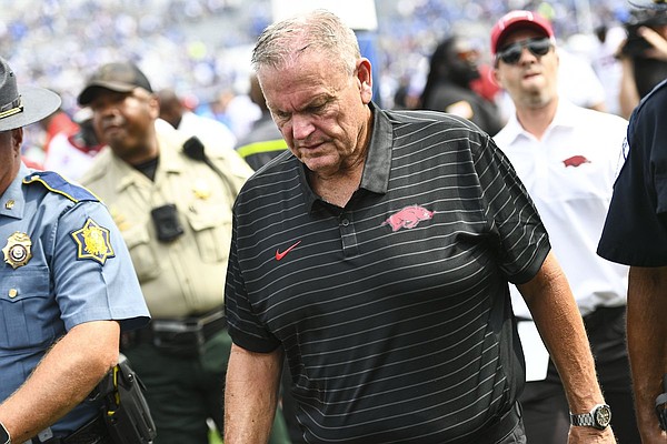 Memphis blues: Arkansas football lets 18-point lead slip away in loss ...