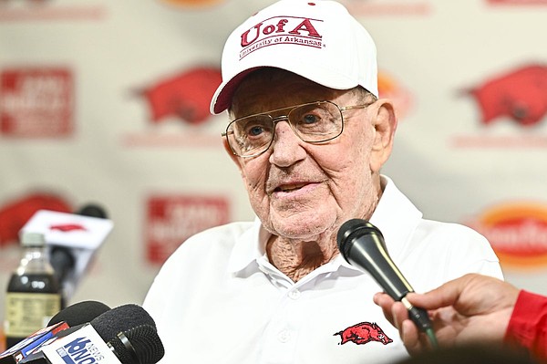 Lou Holtz recognized as coach who meant much to Arkansas, Notre Dame ...