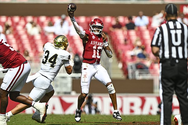 Notable stats, PFF grades from Arkansas football's Week 5 loss to Notre ...