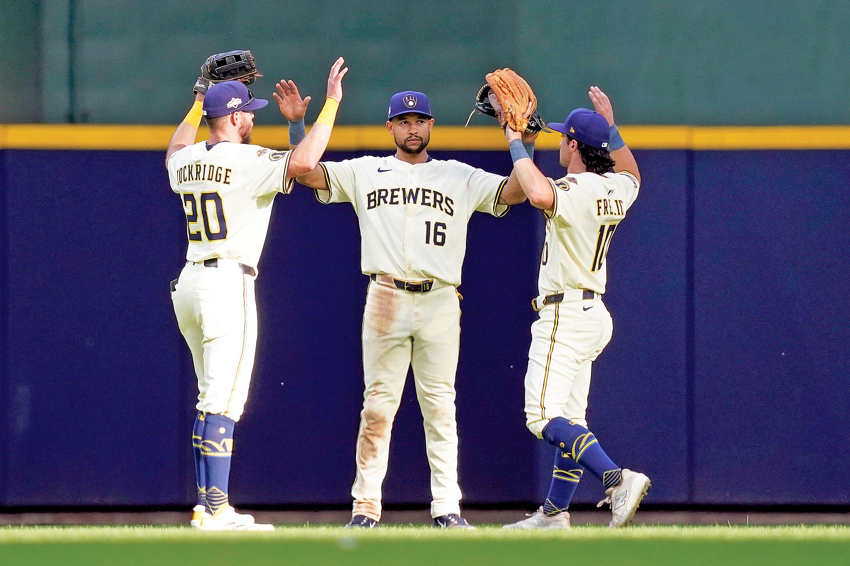 Fast start propels Brewers to 9-3 victory vs. Cubs in NLDS opener ...