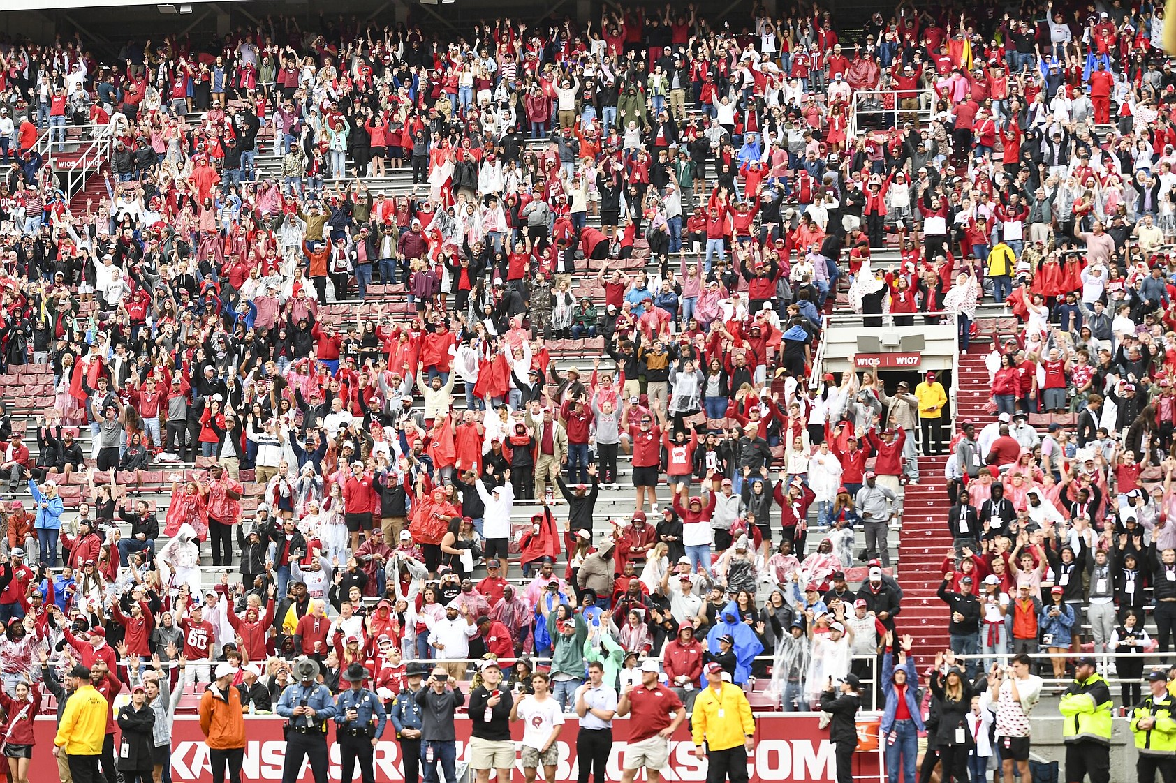 Fans stick around through rain, give Hogs a boost | Northwest Arkansas ...