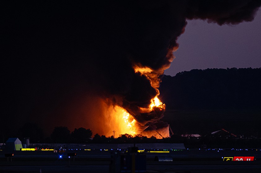 Massive fireball erupts as UPS plane crashes at Kentucky airport ...