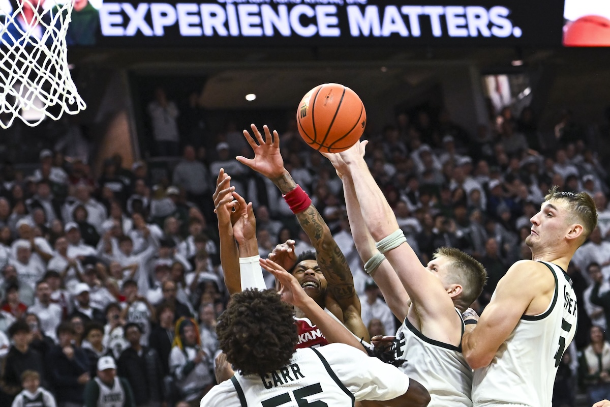 Arkansas basketball loses physicality battle in road defeat to Michigan ...