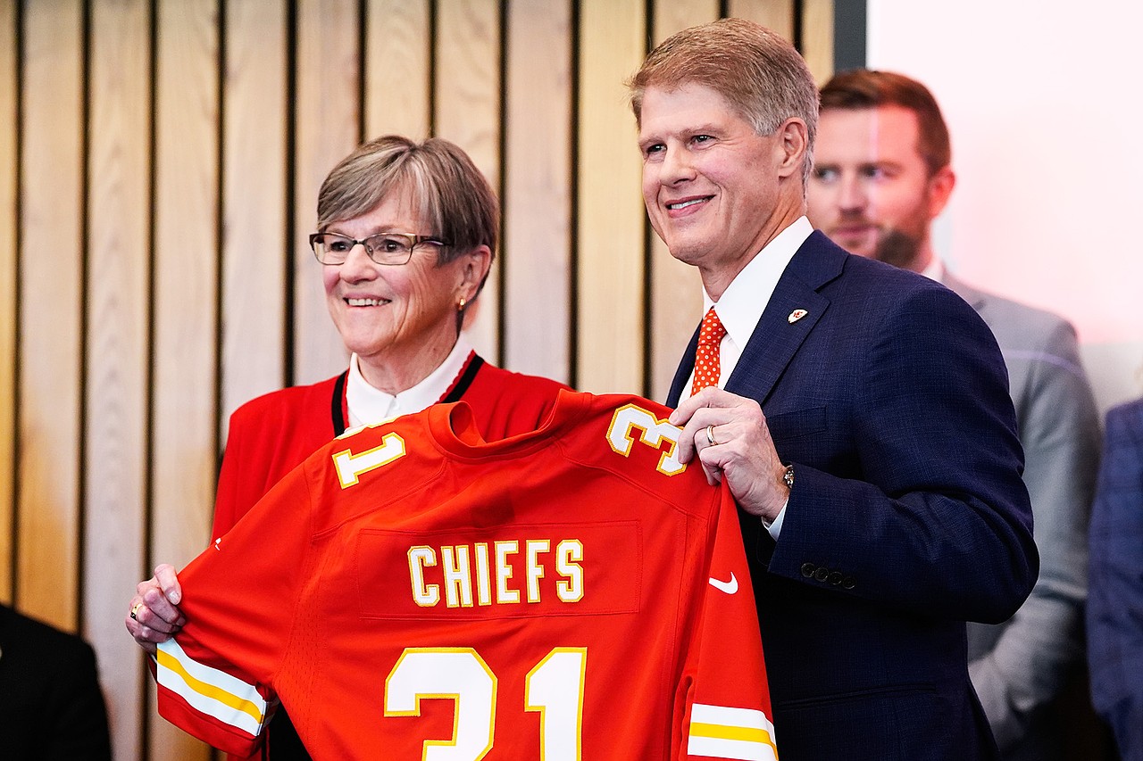 Press Box: Chiefs move to Kansas benefits only one party: the Hunt ...