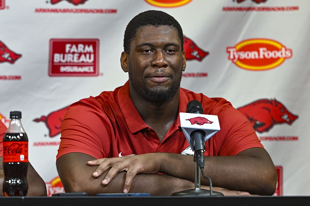 Arkansas football: Legacy returning starter Harris enters transfer ...