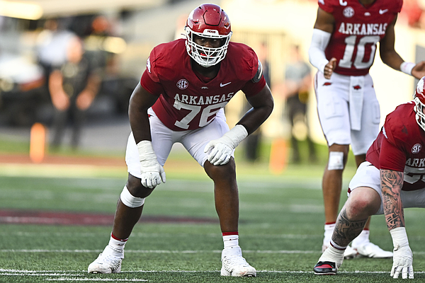 Arkansas starting offensive lineman E'Marion Harris announces transfer ...