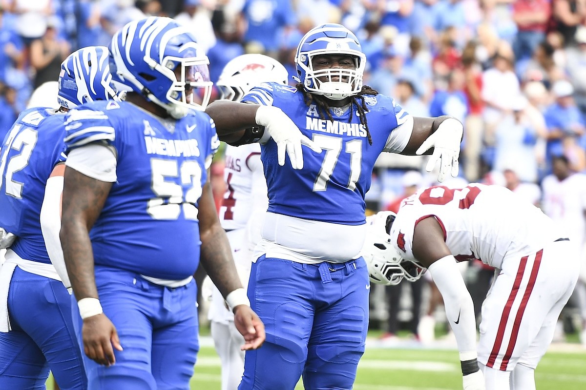 Arkansas football lands commitment from Memphis transfer OL Malachi ...