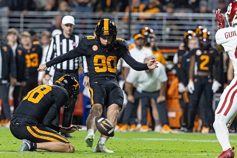 What Arkansas football is getting in Tennessee transfer kicker Max ...