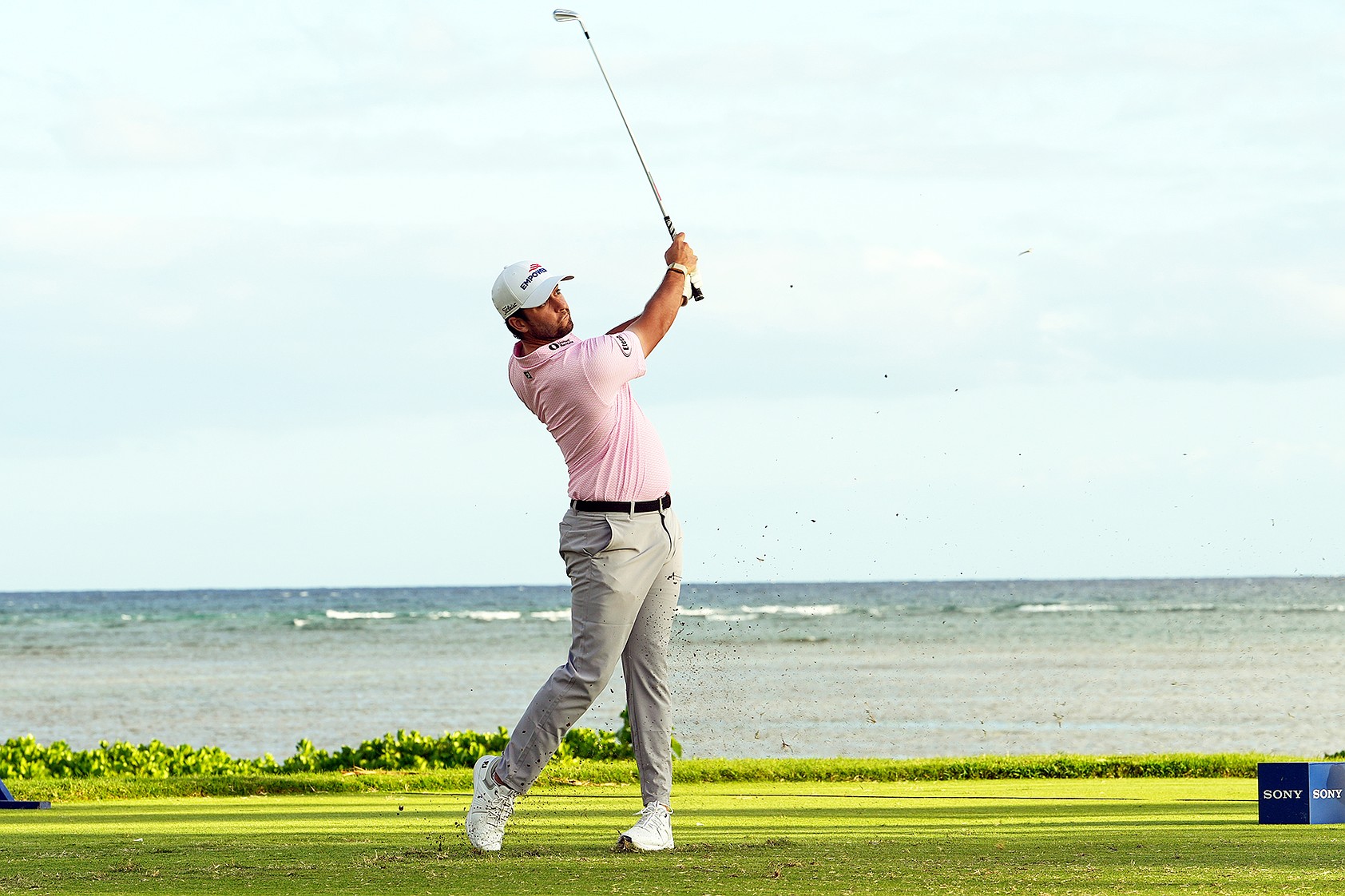 Riley takes two-shot lead in PGA Tour opener at wind-swept Waialae ...