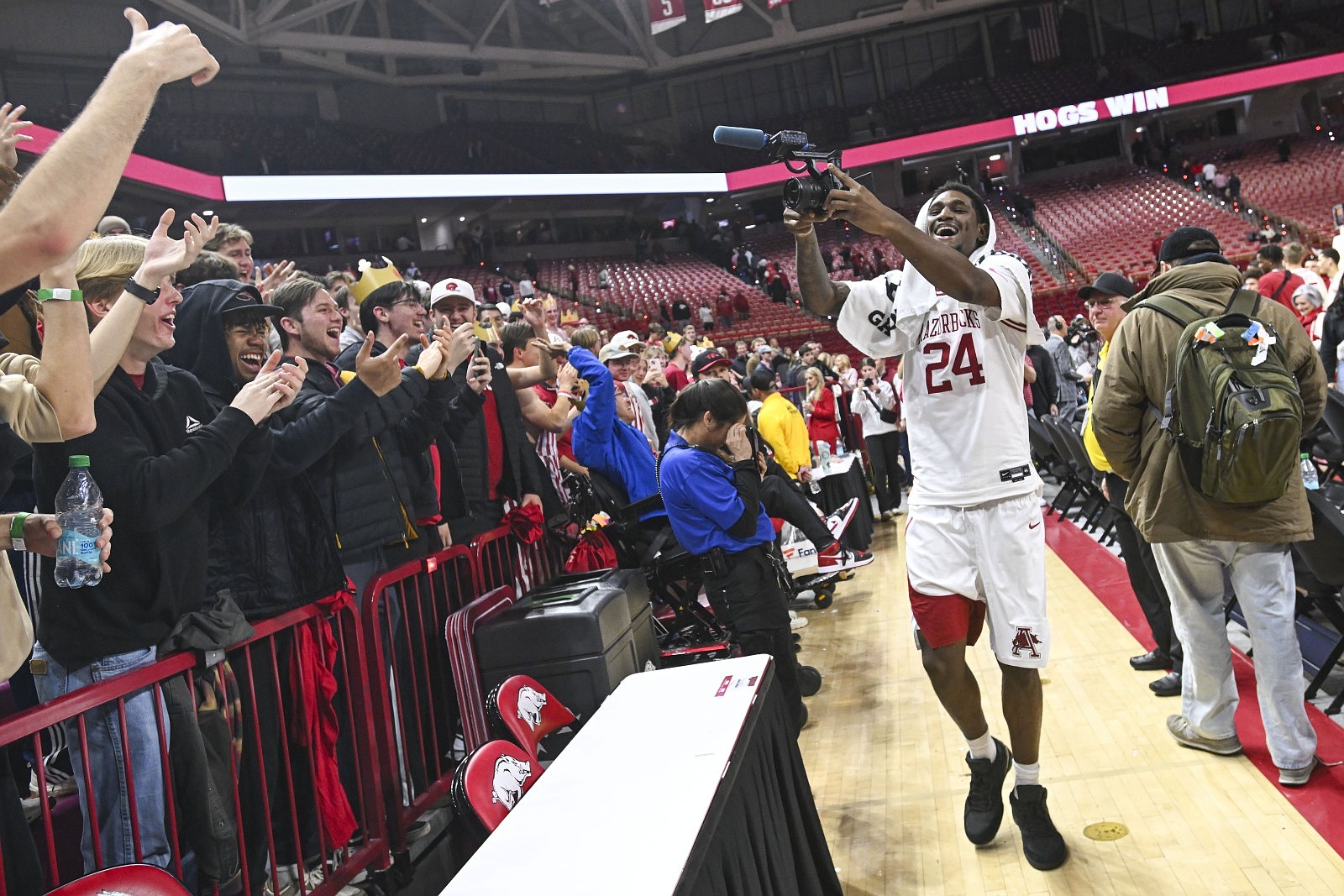 Arkansas’ Richmond engages fans with white out vs. Kentucky; Calipari ...