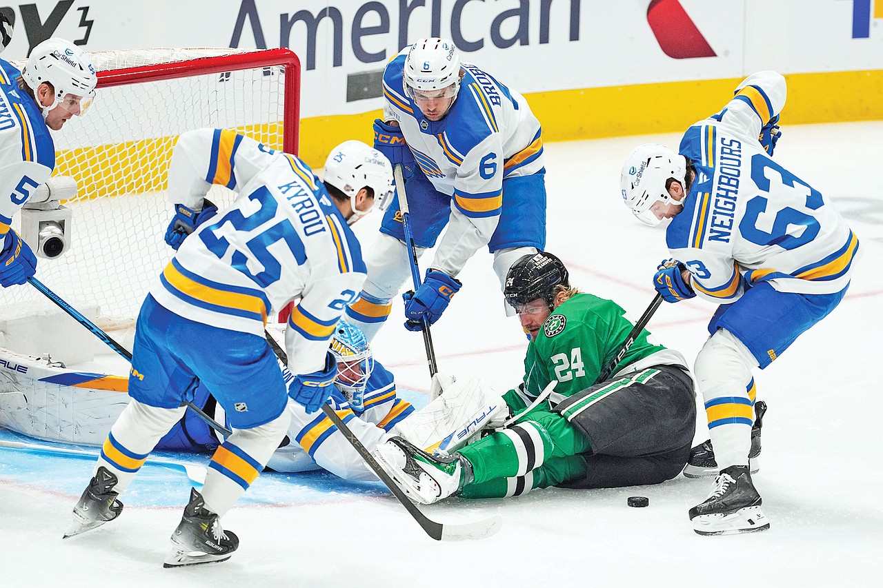 Robertson gets 200th goal, Benn scores two, Stars top Blues 5-4 for ...