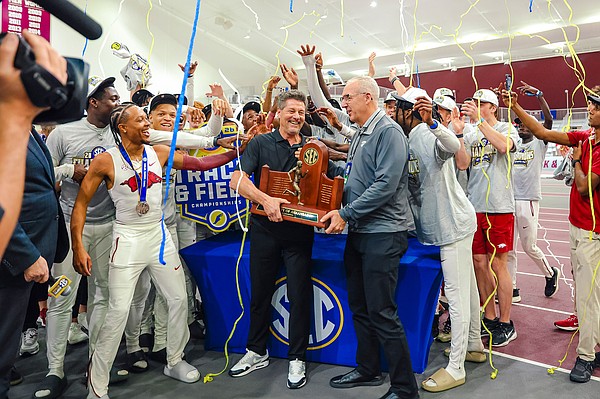 Arkansas men's track and field wins SEC indoor championship, women's ...