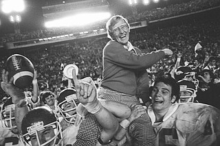 Lou Holtz, who had Arkansas football's best winning percentage, dies at ...