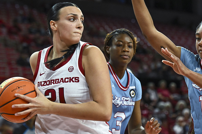 Arkansas women's basketball center Ashlynn Chlarson intends to enter ...