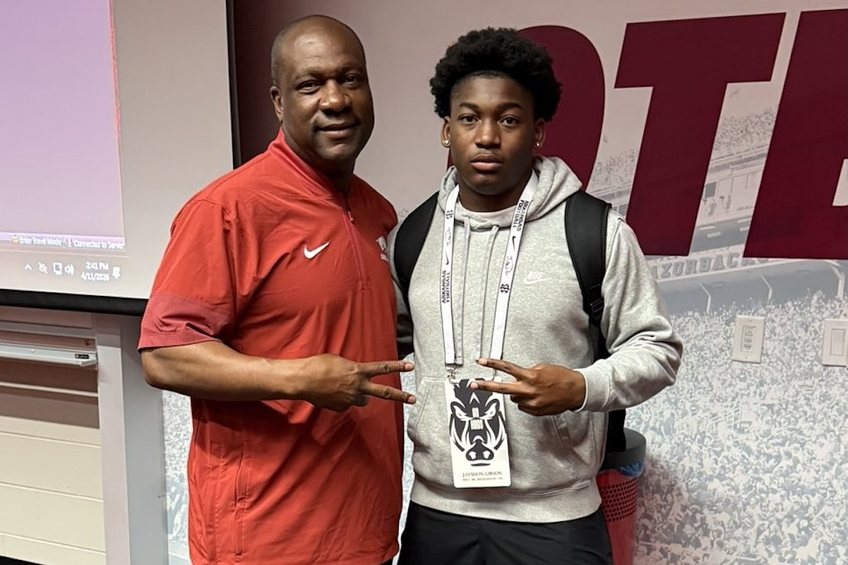 4-star Jayshon Gibson bonds with Arkansas running backs coach David ...