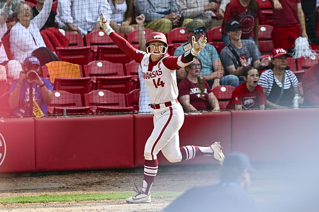 Arkansas softball slugs past Duke in Game 1 of Fayetteville Super ...