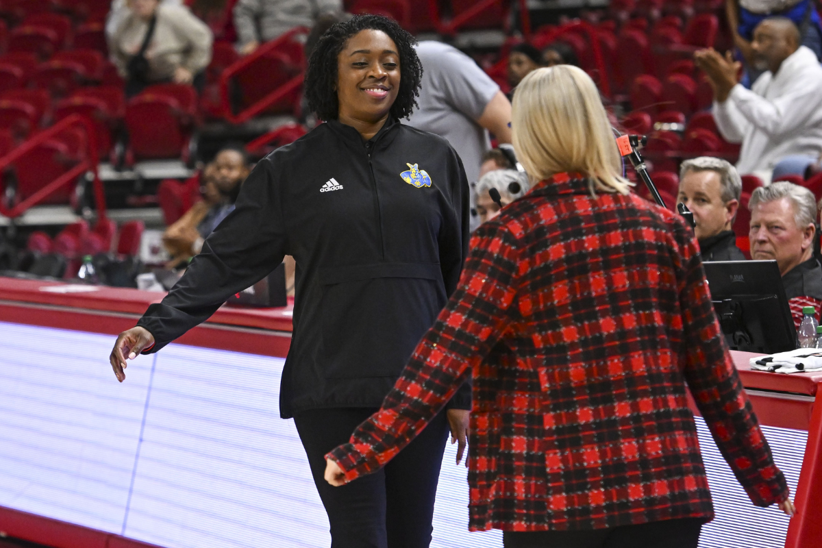 Arkansas women's basketball hires former Kansas City head coach Dionnah ...