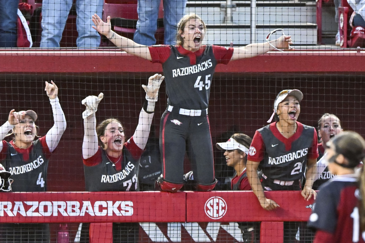 Arkansas softball honors past while celebrating first WCWS berth | The ...