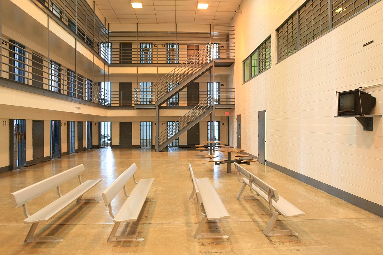 Guard at state prison treated after inmate stabbed him in the face ...