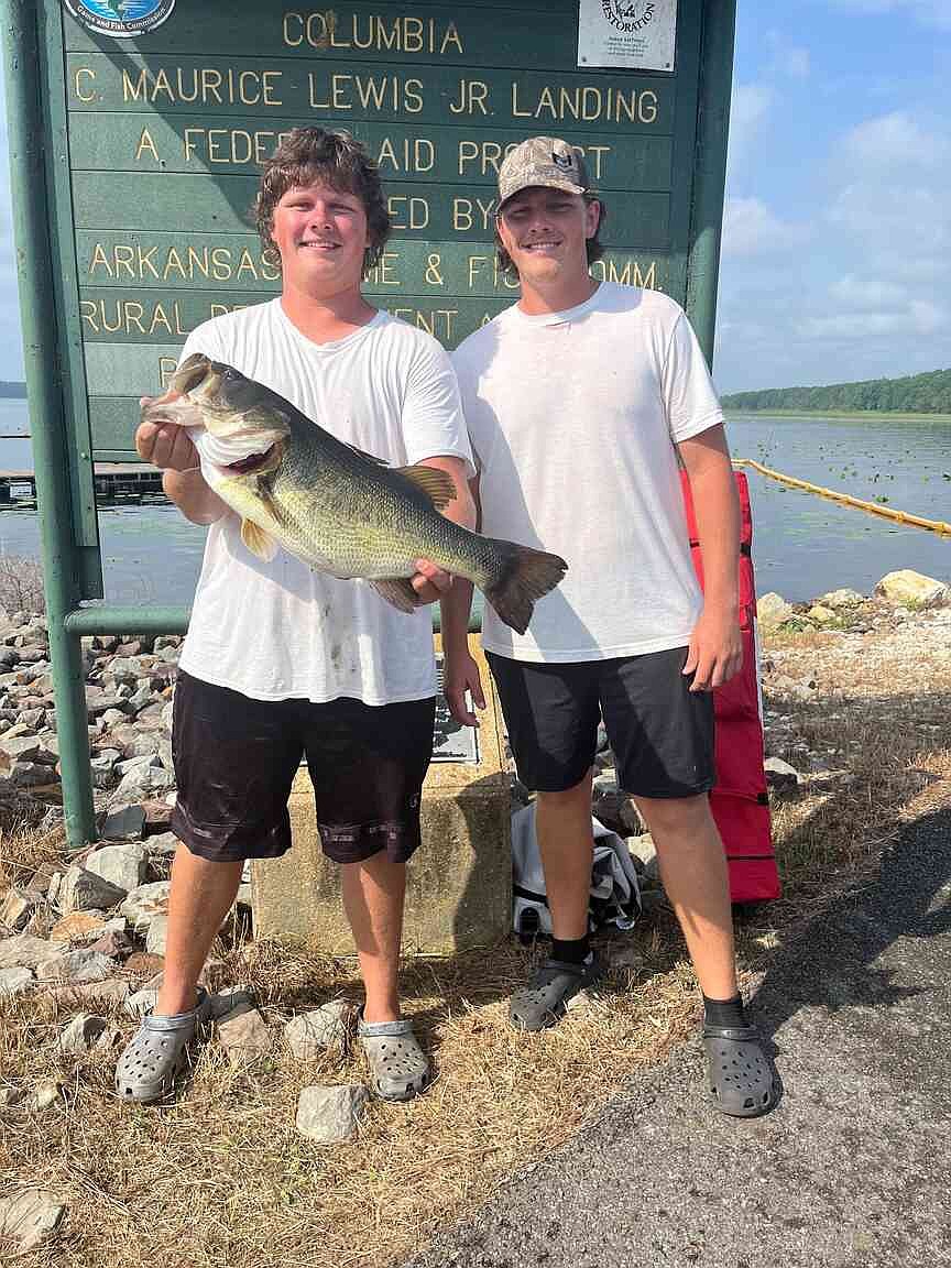 Loes reel in 9 1/2-pound bass to claim top prize at tournmaent ...