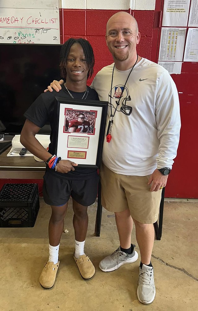 Magnolia's O'Guinn receives Brandon Burlsworth Award | Magnolia Banner News