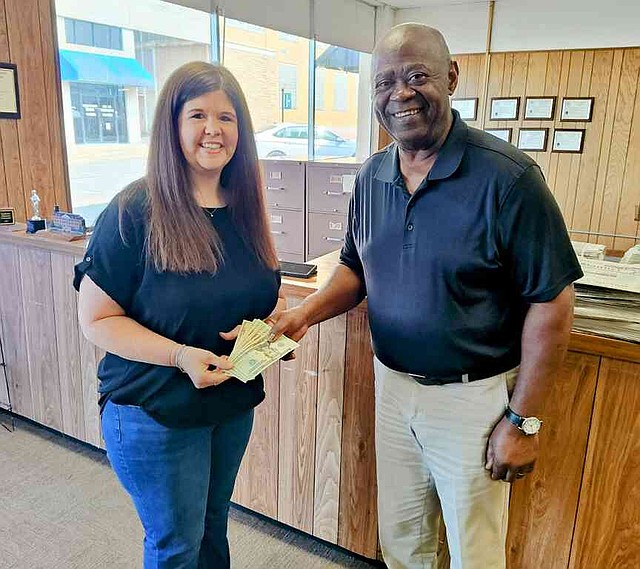 Lisa Lewis wins Blossom Hunt | Magnolia Banner News