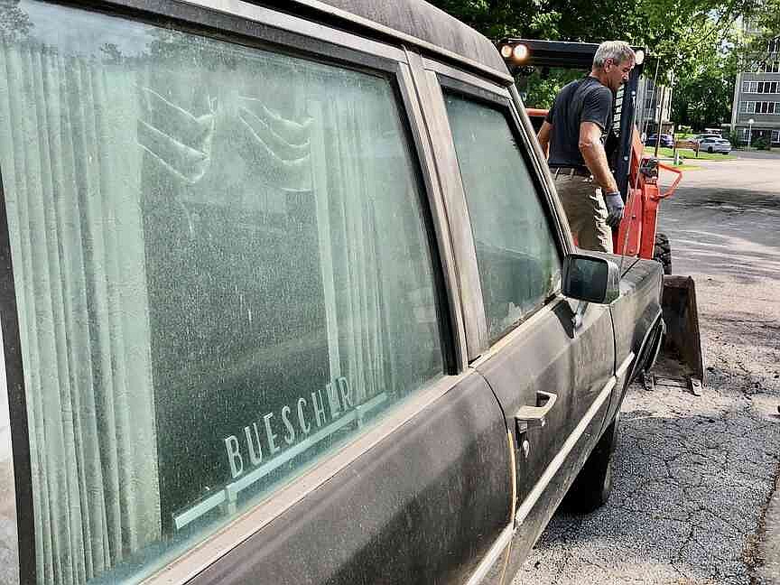 New owners clear hearses, garbage from Buescher Funeral Home ...