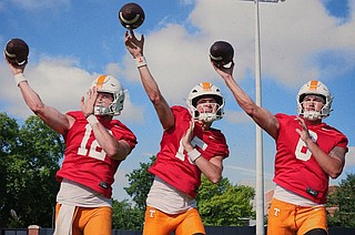 No starting QB named after first Vols scrimmage; Boo Carter competes ...