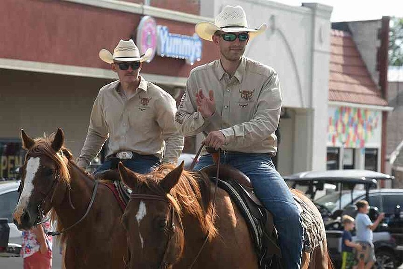 Families celebrate tradition at Cattlemen Days Rodeo Parade in Ashland ...