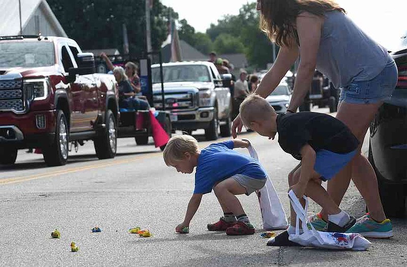 Families celebrate tradition at Cattlemen Days Rodeo Parade in Ashland ...