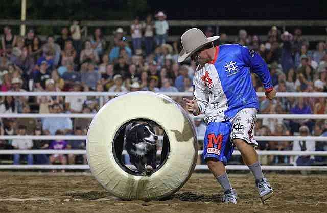 Families celebrate tradition at Cattlemen Days Rodeo Parade in Ashland ...
