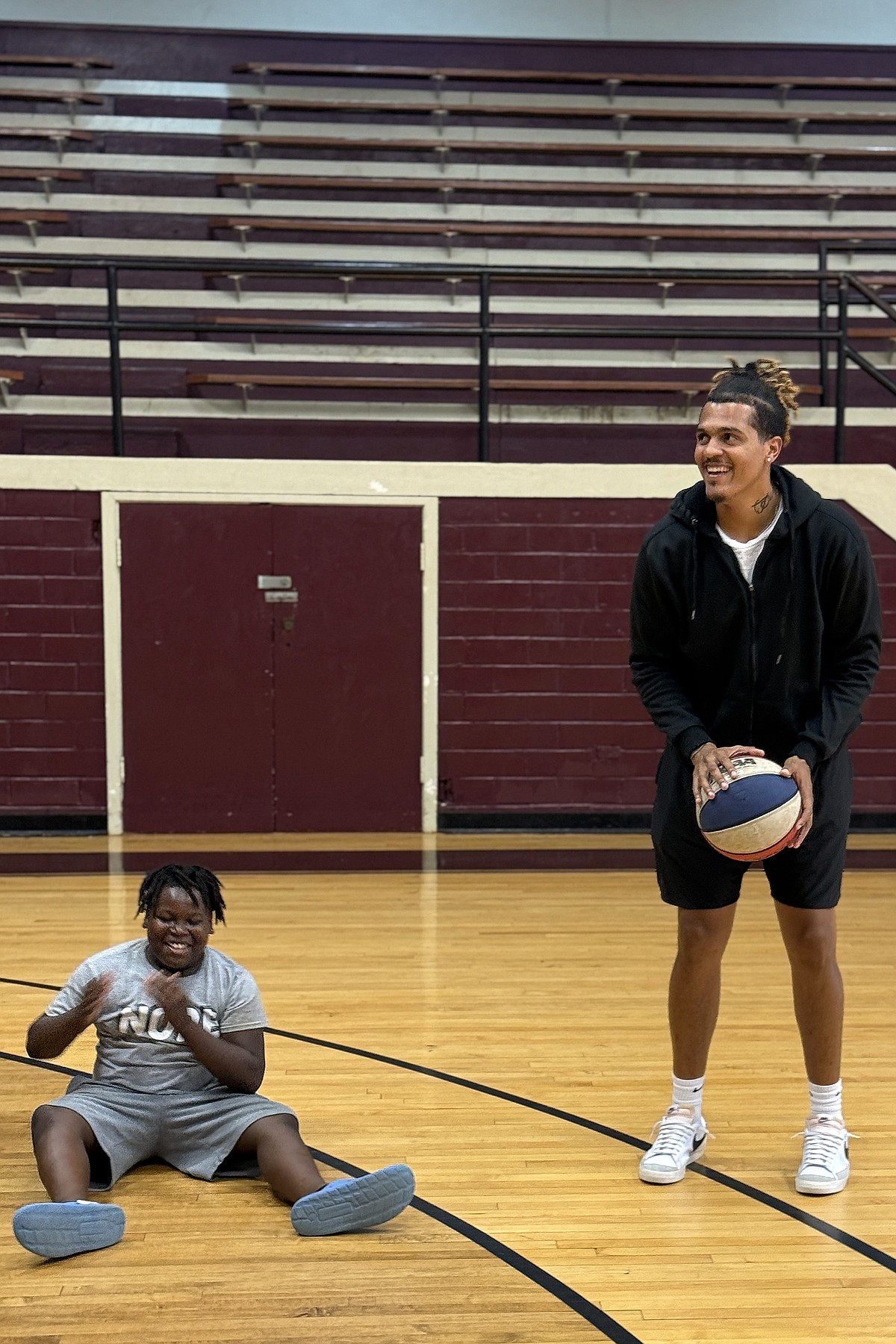 Former basketball star Dustin Thomas returns home to support Texarkana ...