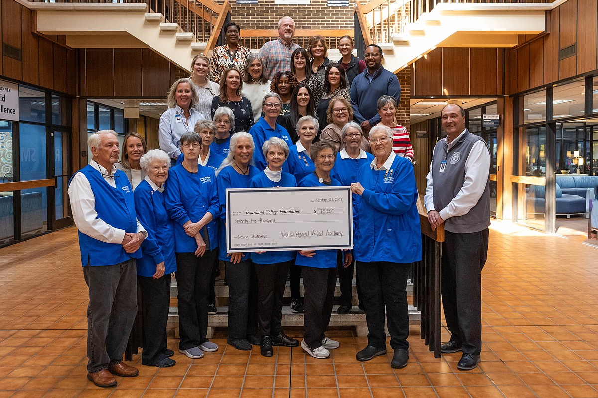 PHOTO: Wadley Auxiliary gives $75K to TC Foundation | Texarkana Gazette