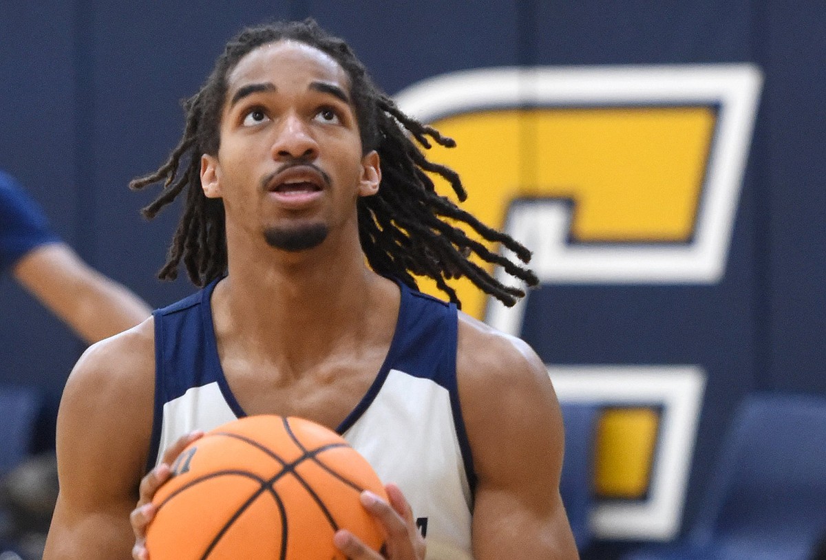 Jikari Johnson puts on UTC No. 3 basketball jersey with high standard ...