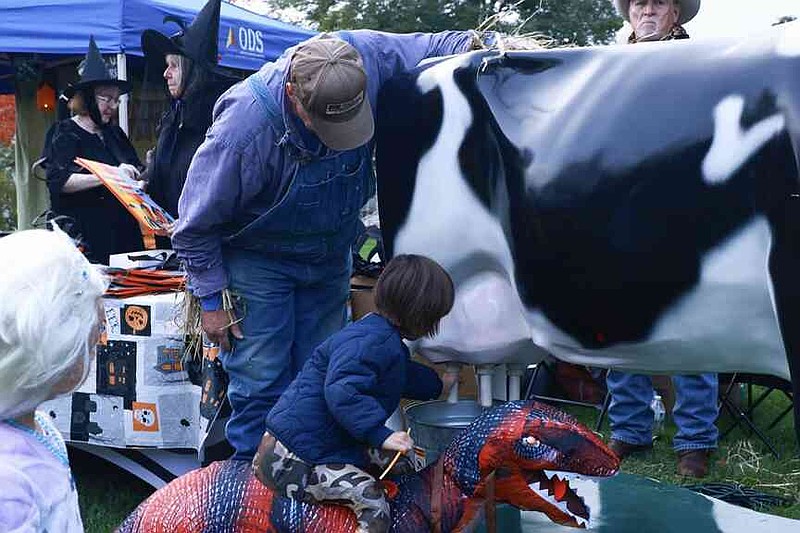 Kids ‘Haunt for Candy’ at Governor’s Mansion | Jefferson City News Tribune