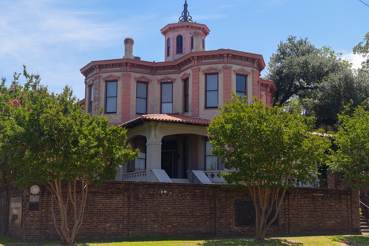 Ace Shines Bright decorates historic house for holiday viewing ...