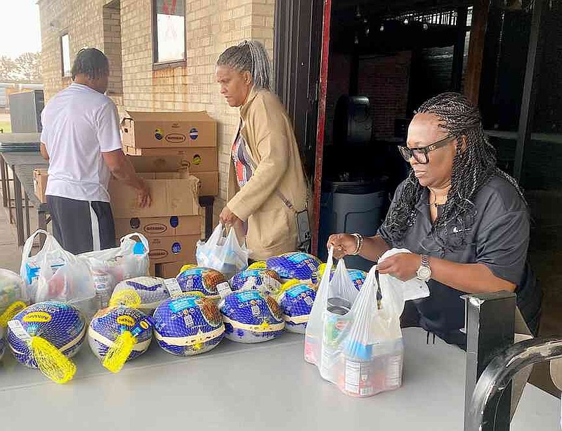 Crossties gives away 100 turkeys, trimmings to SNAP recipients ...