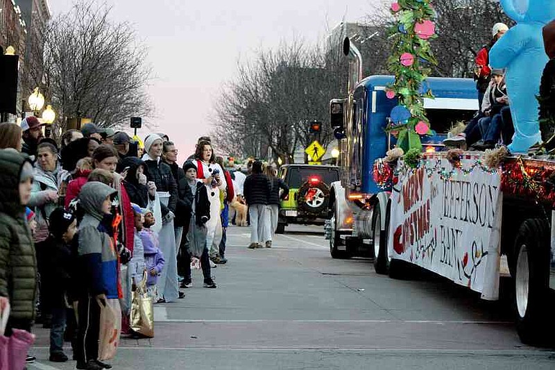 Wildlife runs amok during ‘Santa Safari’ Christmas parade | Jefferson ...