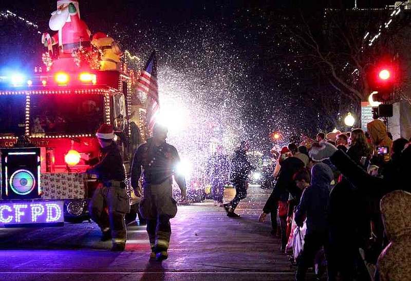 Wildlife runs amok during ‘Santa Safari’ Christmas parade | Jefferson ...