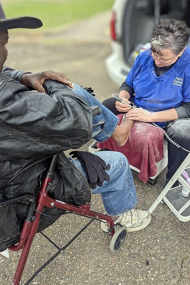 Texarkana pedicurist offers foot care services to homeless community ...