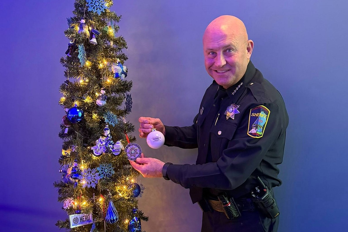 Hamilton County agency posts pictures of the sheriff posing with ...