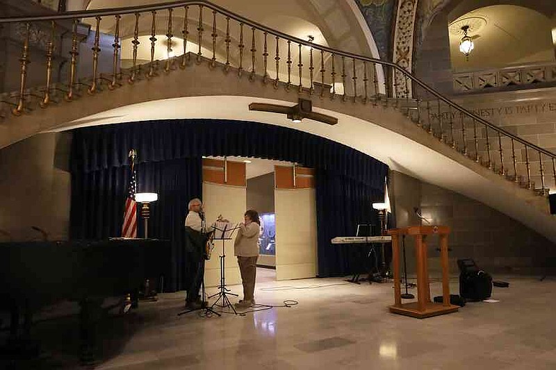 Decreeing the glory of God in the Rotunda | Fulton Sun