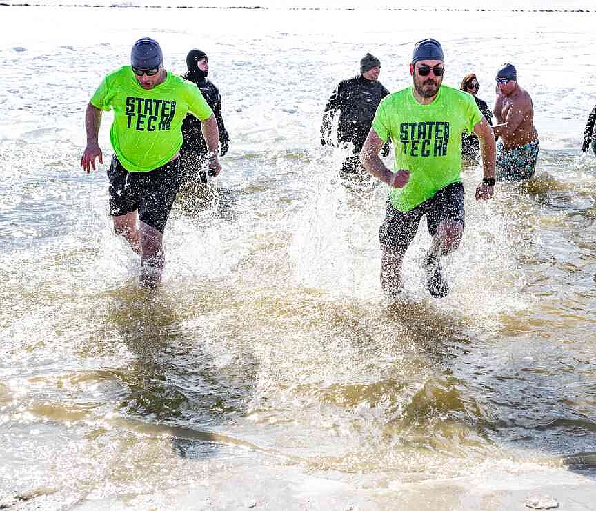 State Tech students, staff dive into icy lake for SOMO | Jefferson City ...