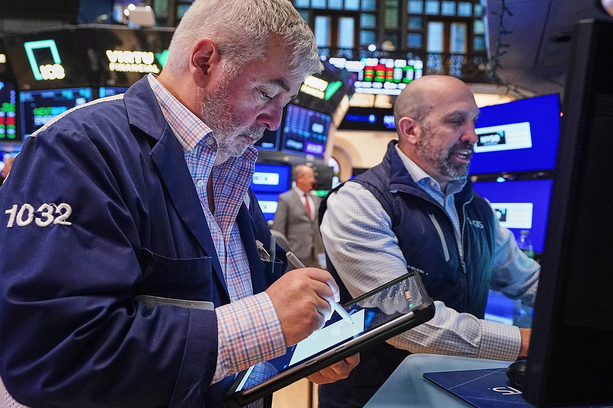 Sinking AI stocks and rising oil prices weigh on Wall Street ...