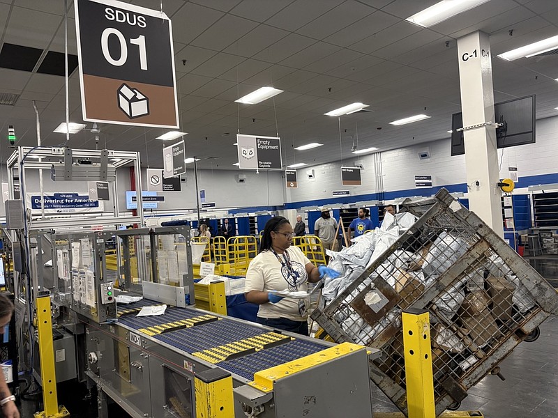 USPS gives look inside upgraded Texarkana sorting center | Texarkana ...