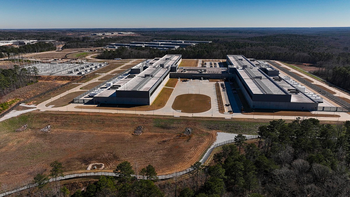 Energy, water use and pollution of AI and data centers rival most ...